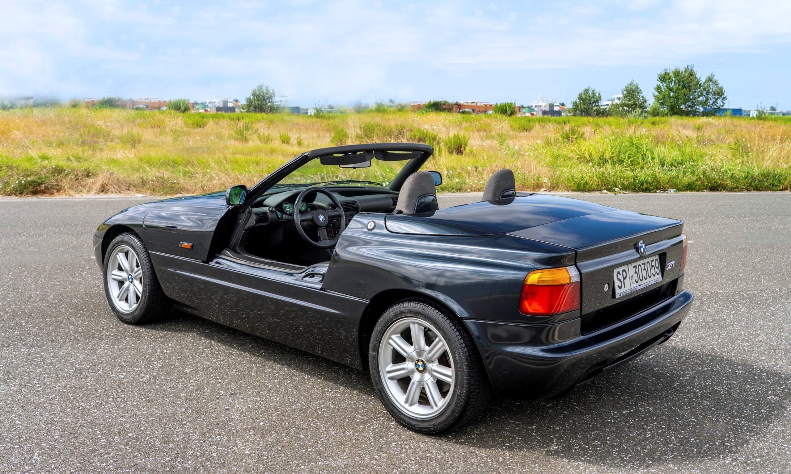 Sliding Doors: 5,800 mile BMW Z1 to be auctioned by Car & Classic ...
