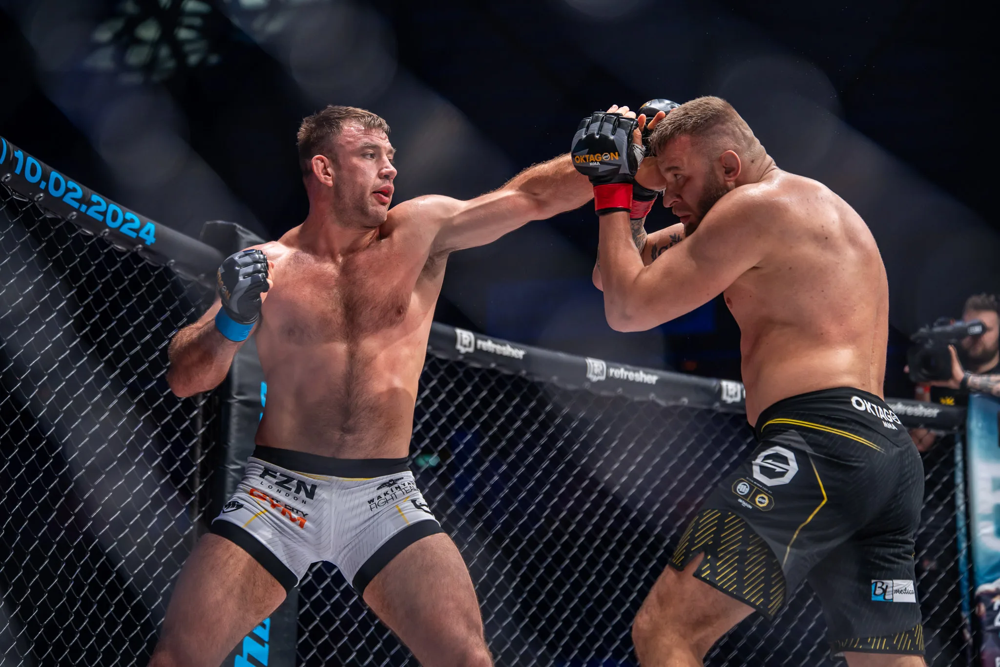 English MMA Fighter to Fight for World Heavyweight Title | London Daily ...
