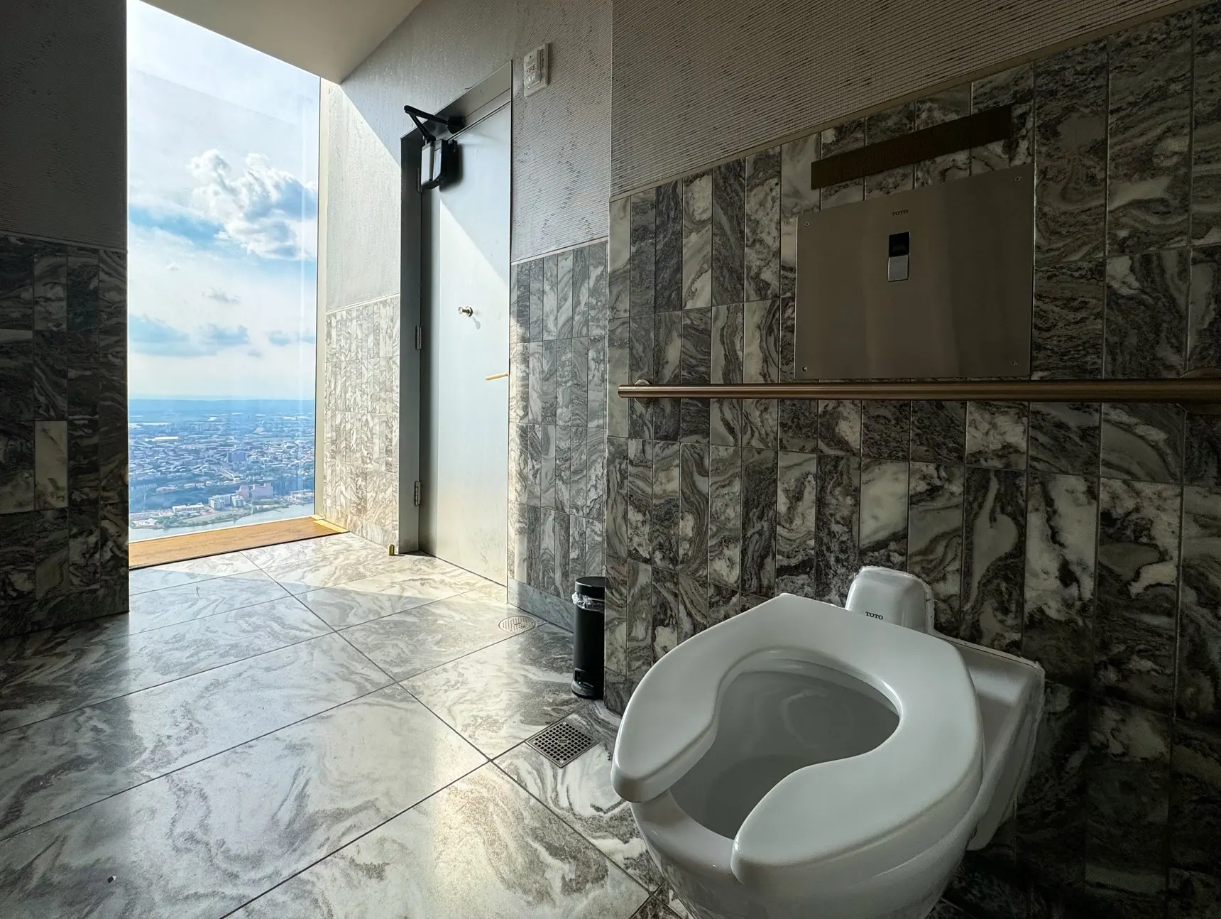 Sky-High selfies: Edge's iconic loo with a view! | London Daily News