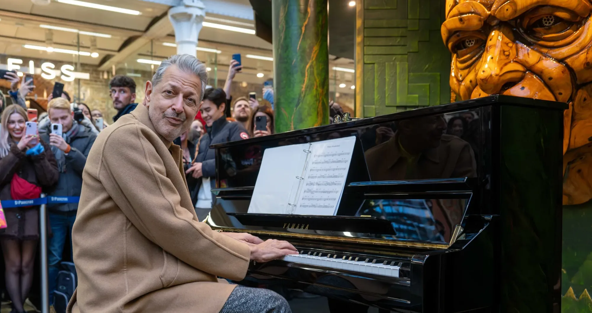 The wonderful Wizard of Oz, Jeff Goldblum, delights onlookers at St ...