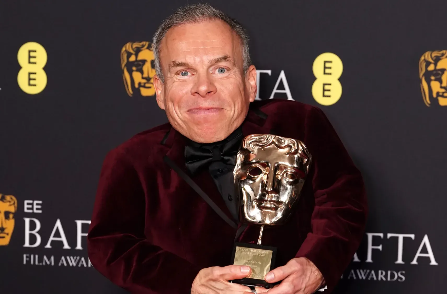 Warwick Davis stuns in custom suit at BAFTAs – a win for inclusive ...