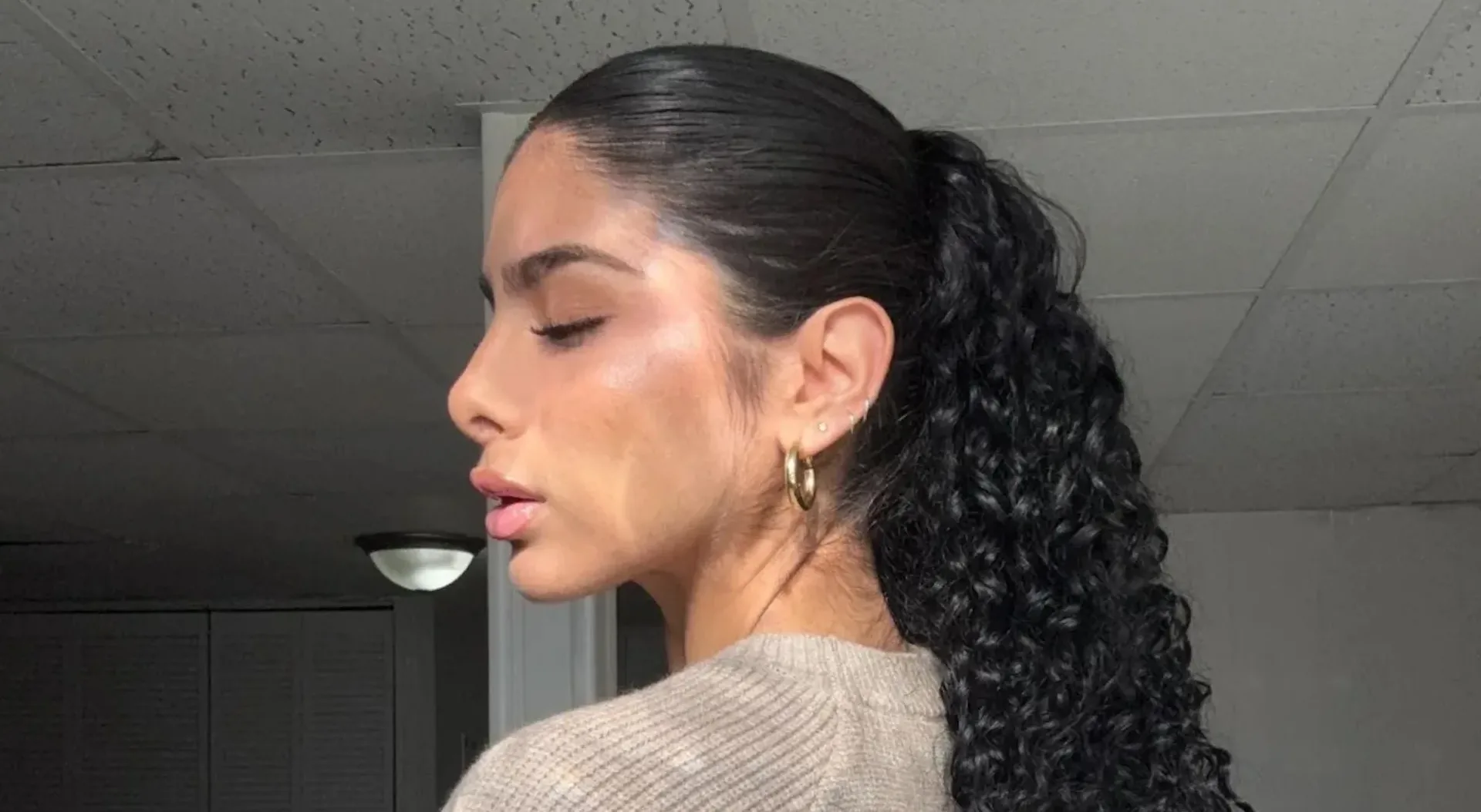 Deep Curly Human Hair Bundles: Bouncy, Voluminous, and Stunning