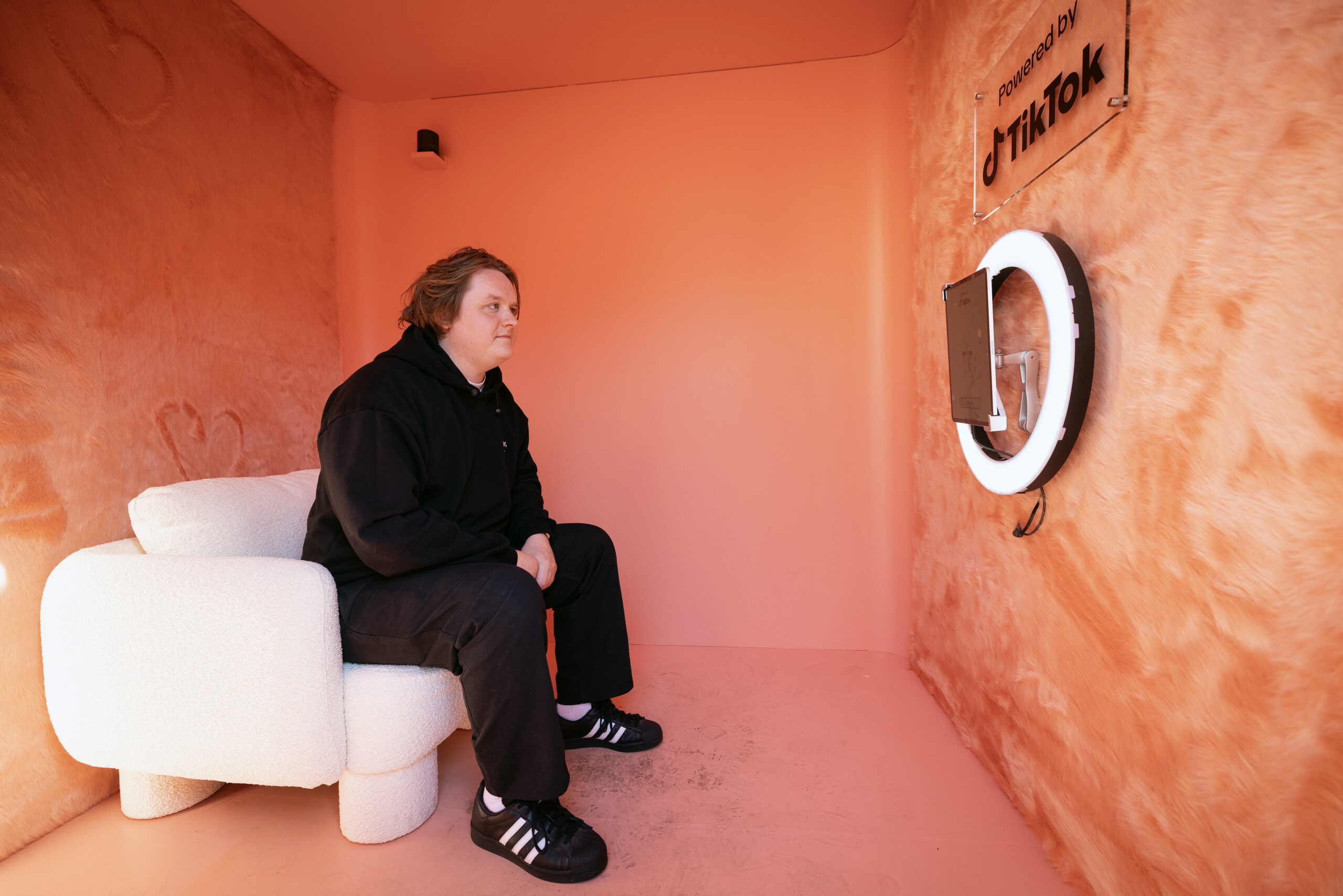 Lewis Capaldi surprises fans in London’s Covent Garden to launch ‘Room ...
