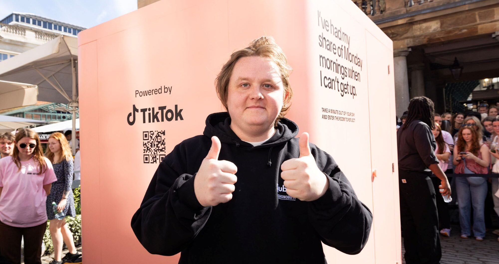 Lewis Capaldi surprises fans in London’s Covent Garden to launch ‘Room ...