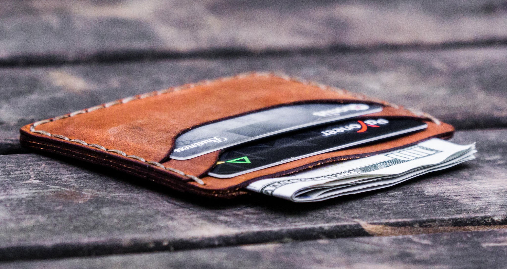 How Handmade Wallets Balance Practicality and Luxury