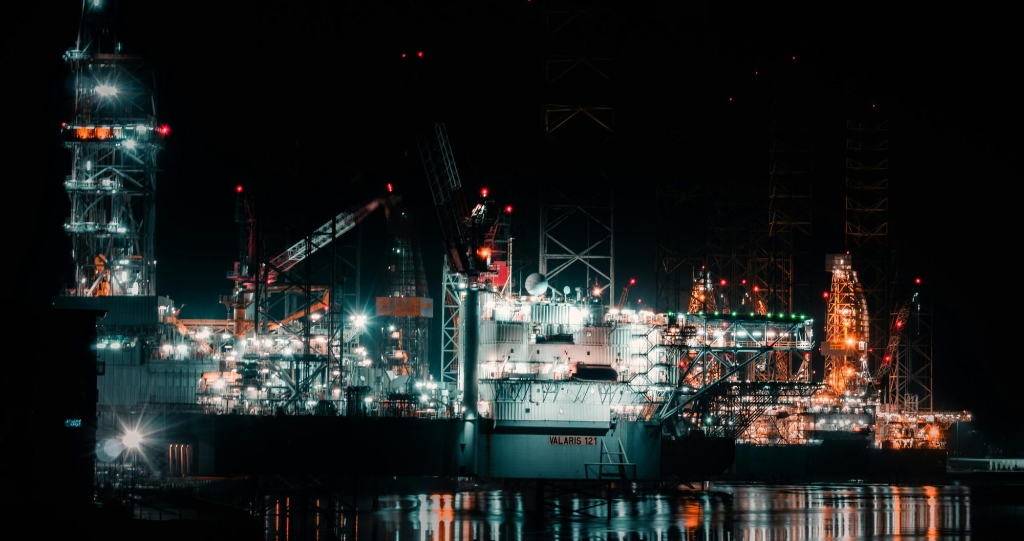How to start a career on an offshore oil rig: Skills, safety and ...