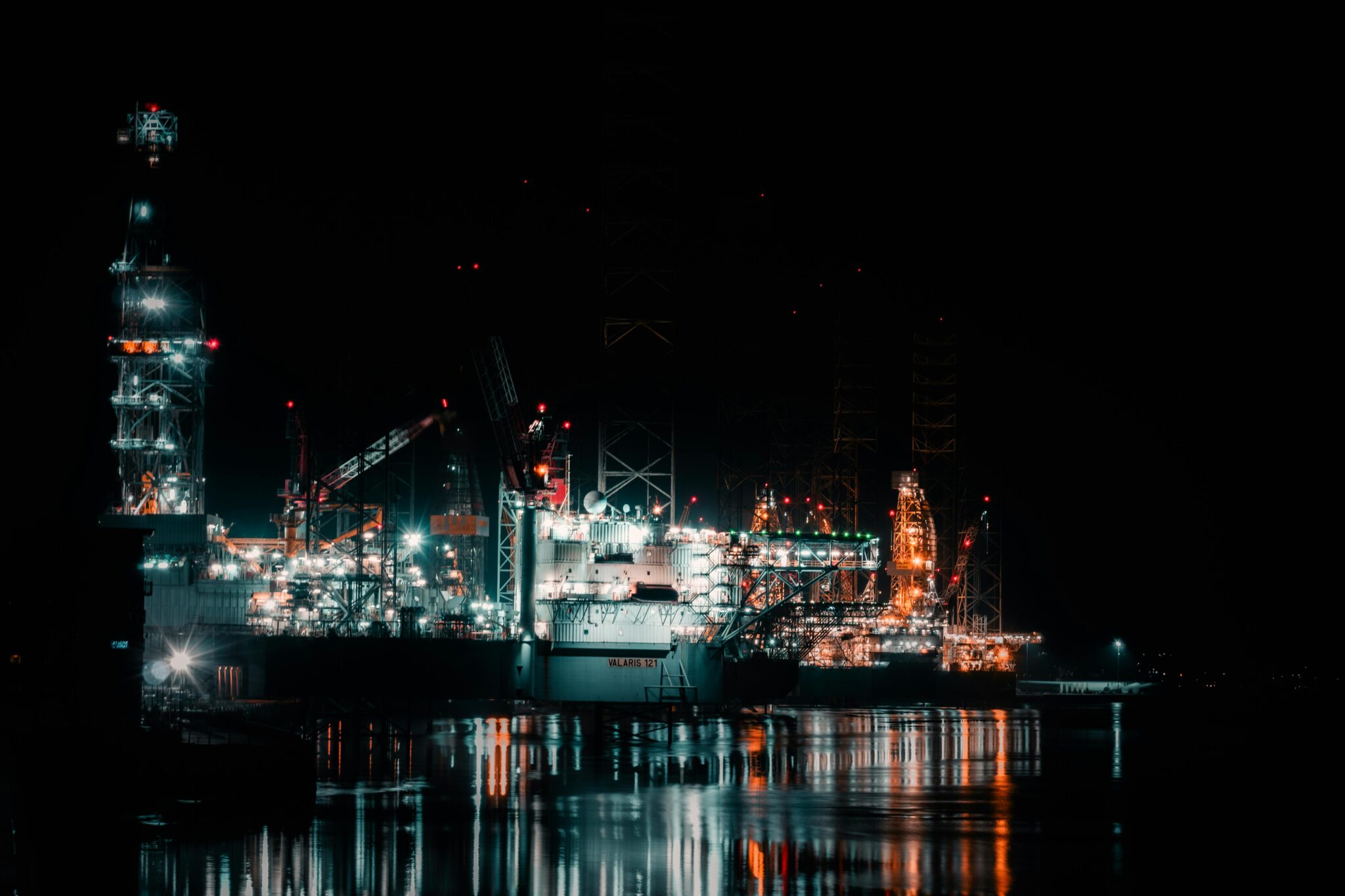 How to start a career on an offshore oil rig: Skills, safety and ...