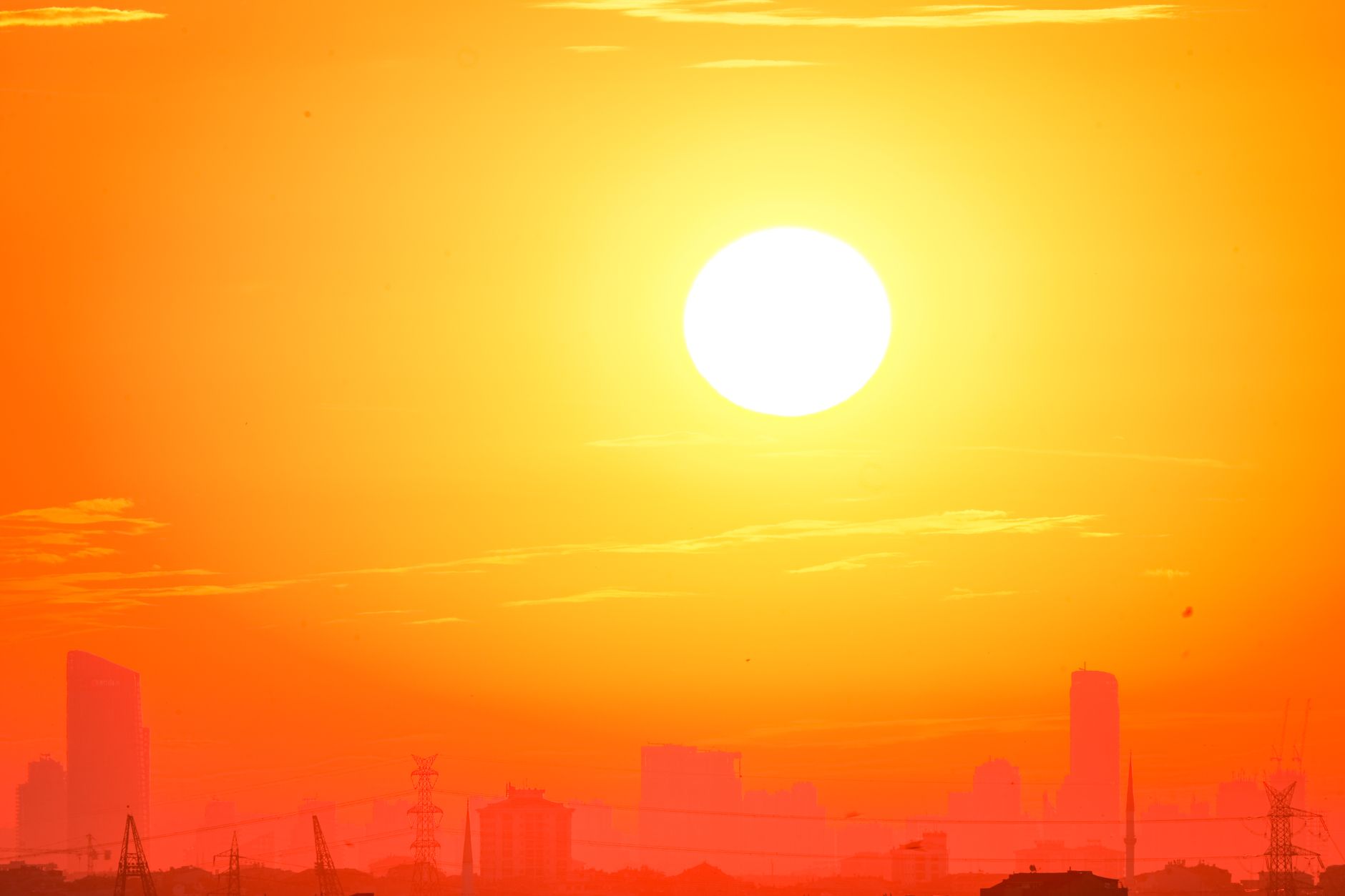 Record-Breaking 38C Heatwave Hits UK with Severe Health Warnings Issued ...